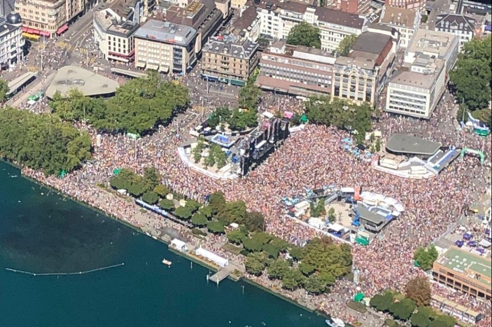 Centinaia di migliaia di partecipanti alla Street Parade, tra loro ...
