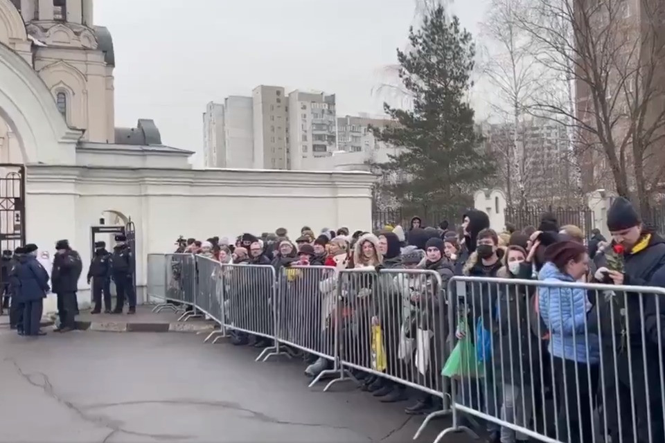 Centinaia di persone già in fila davanti alla chiesa per i funerali di Navalny