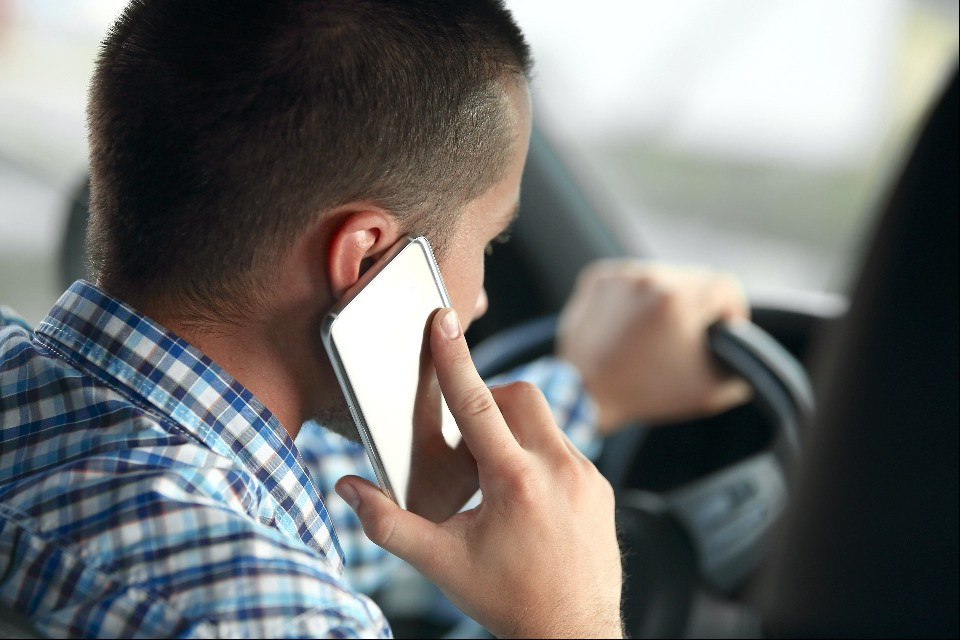 Guida con il telefonino in mano, 60 multe in una settimana