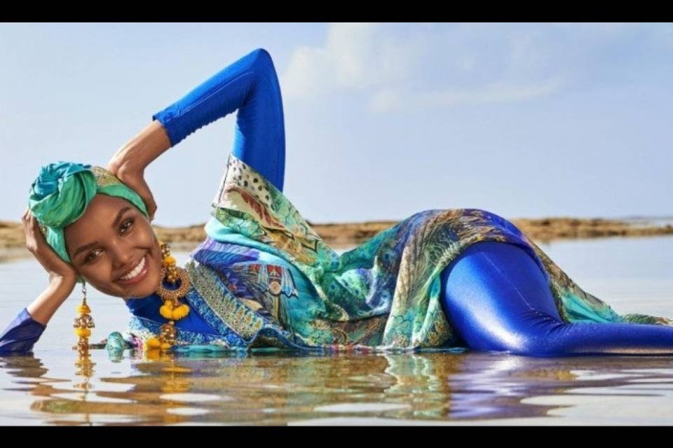 Modella posa per la prima volta in burkini su Sport Illustrated
