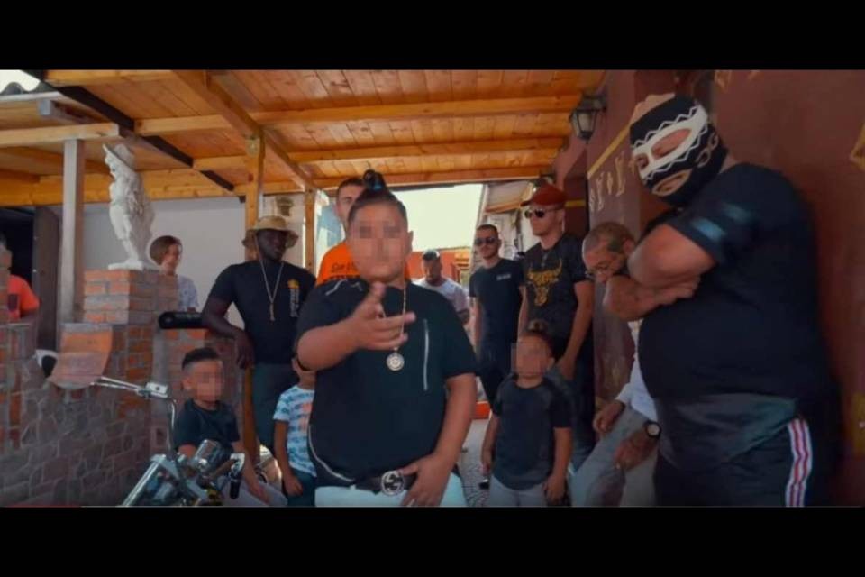 "Piscio sul mondo, comando io": arrestata la famiglia del baby rapper rom
